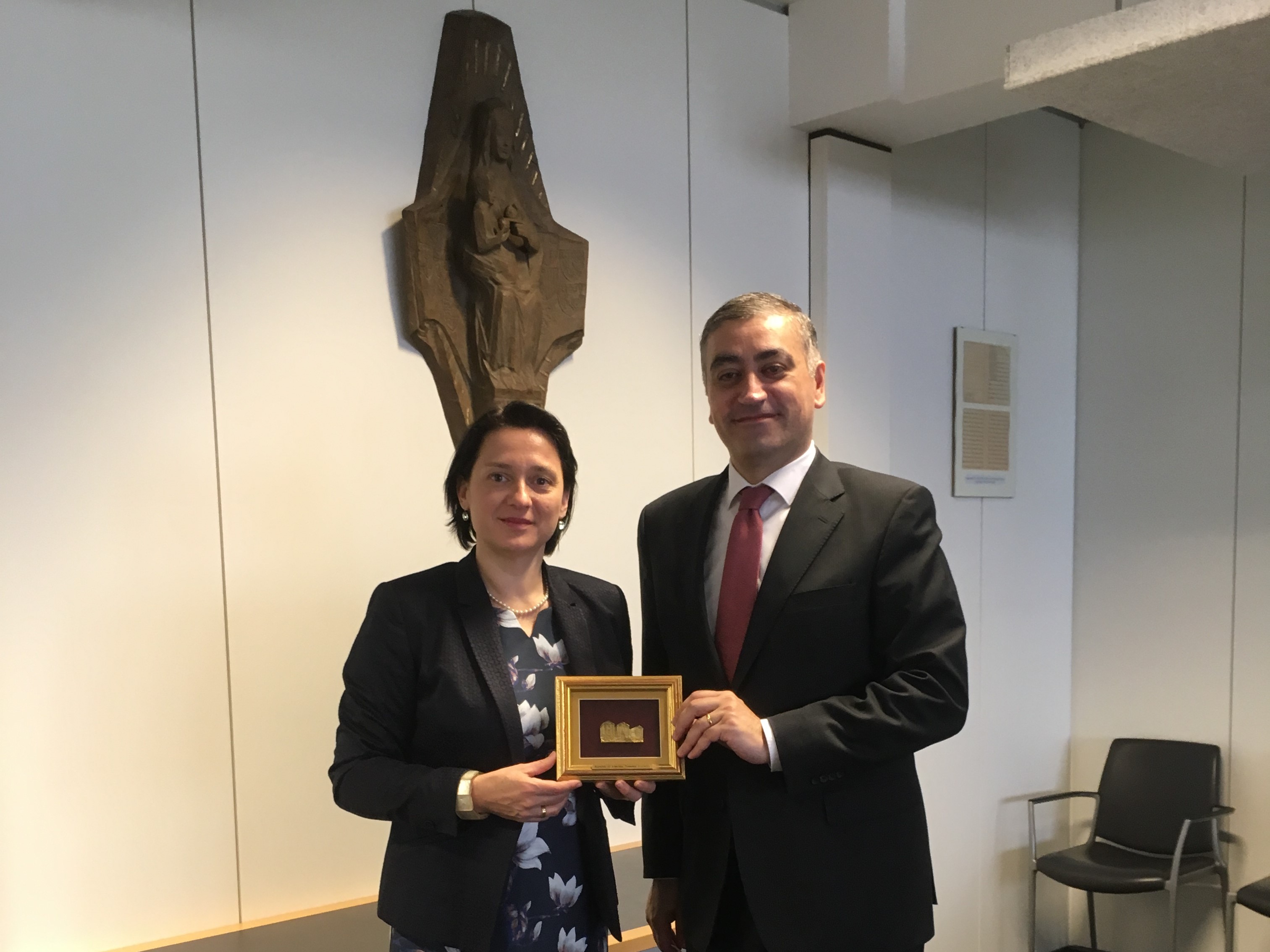 Antrittsbesuch des neuen Armenischen Botschafters im Parlament – Gudrun ... Antrittsbesuch des neuen Armenischen Botschafters im Parlament – Gudrun ...